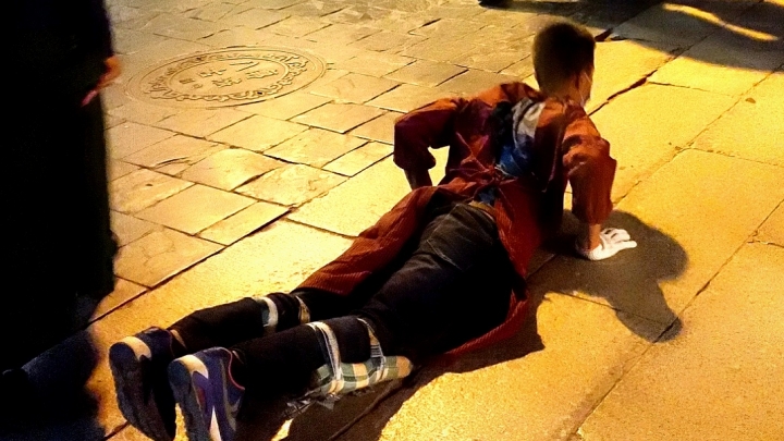 Tibetan Kowtow - China Plus