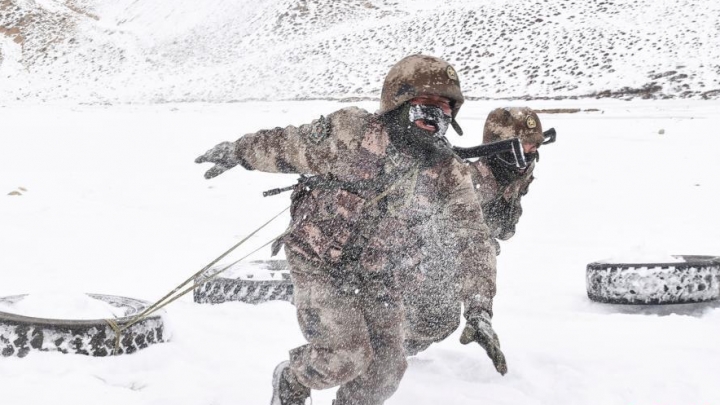 Chinese soldiers train on snowy 4,500 meter plateau - China Plus