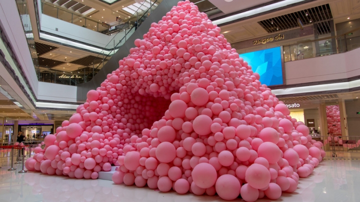 Balloon pyramid highlights art show in Shanghai - China Plus