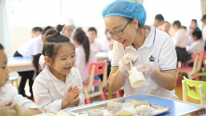 People make mooncakes to greet Mid-Autumn Festival across China - China ...