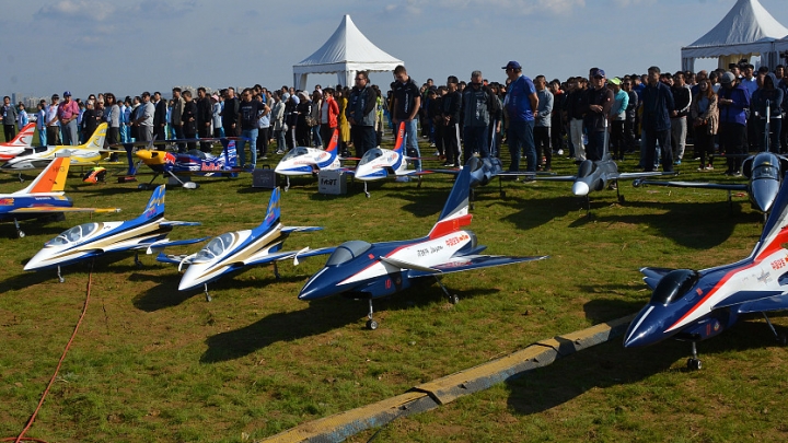 Model airplane competition held in Weihai - China Plus