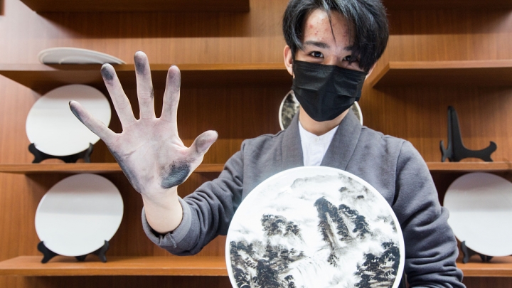 Finger painter becomes internet celebrity - China Plus