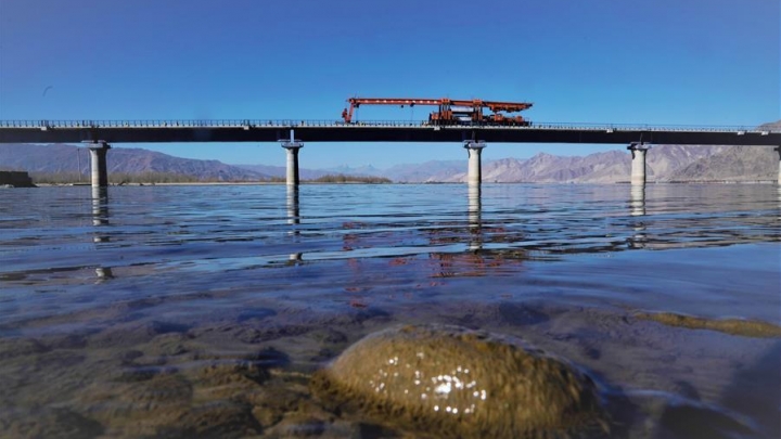The Yarlung Zangbo River Bridge starts track laying - China Plus