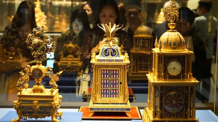 Forbidden City antique clocks on display in Hong Kong - China Plus