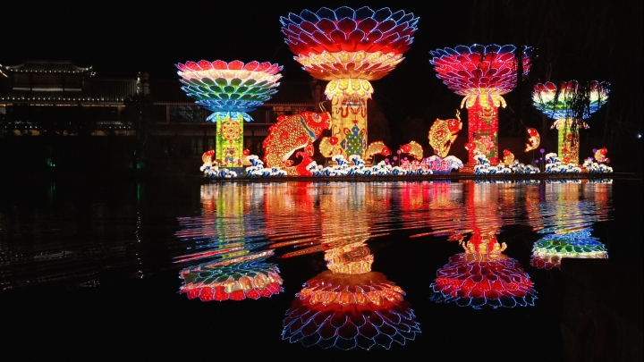 Traditional Chinese lanterns light up the night in ancient Shandong ...