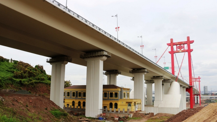 Office under cross-river bridge in Chongqing - China Plus