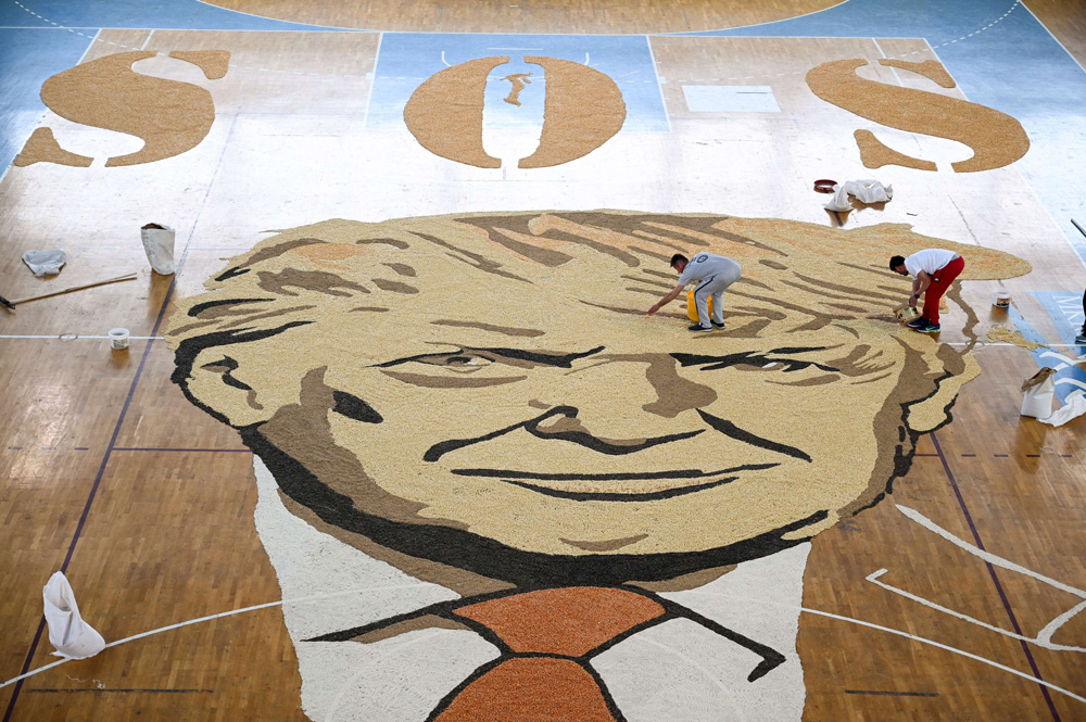 Kosovo artist aims for Guiness World Record with giant Trump mosaic ...