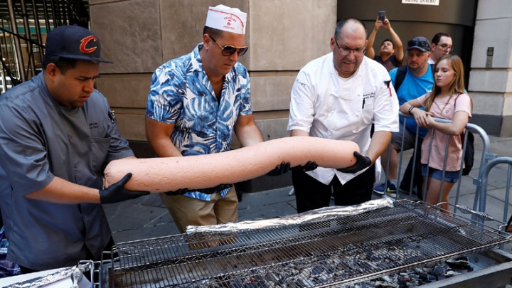 New York eatery unveils world's largest all-beef hot dog - China Plus