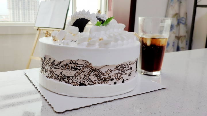 Chinese baker recreates an ancient hand scroll on a cake - China Plus