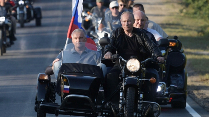 Putin attends a motorcycle show in Crimea - China Plus