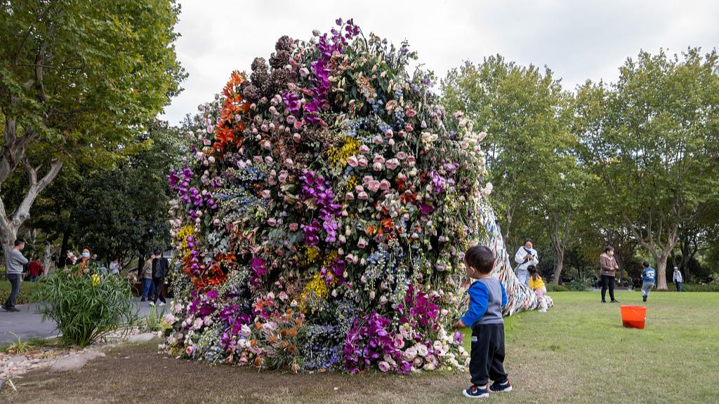 Riesiger Blumenstrauß zieht Besucher in Shanghaier Park an
