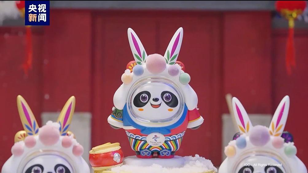 Mascota Bing Dwen Dwen în costume de iepure