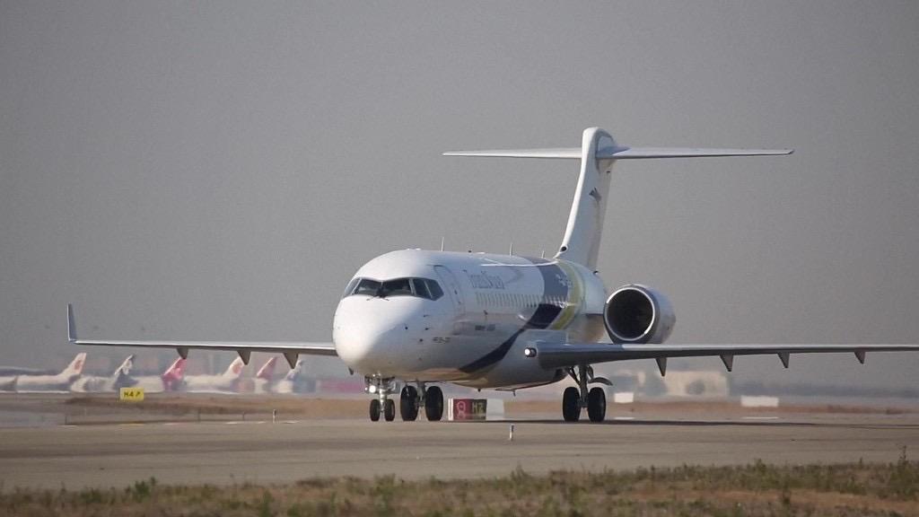100-тният китайски самолет ARJ21 бе доставен на клиента