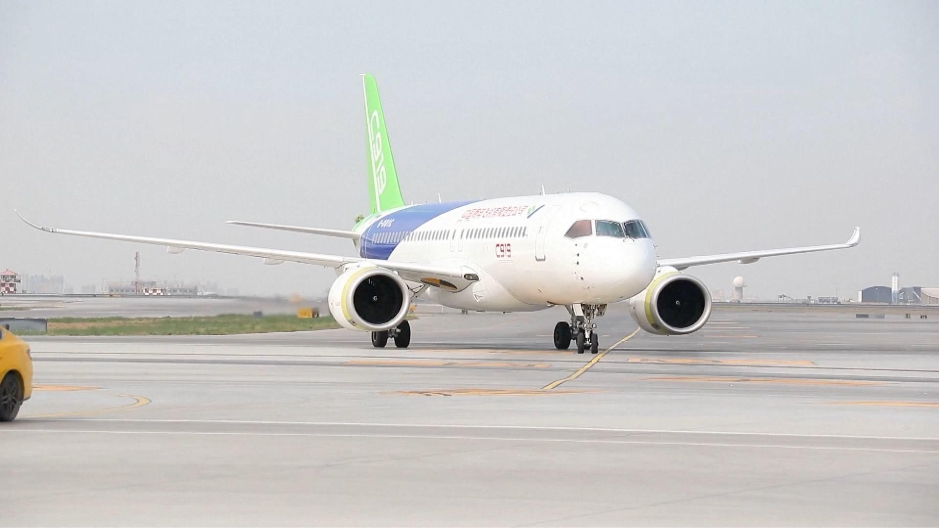 Velké letadlo C919 domácí výroby dorazilo do Urumči a zahájilo demonstrační let v Sin-ťiangu v ...