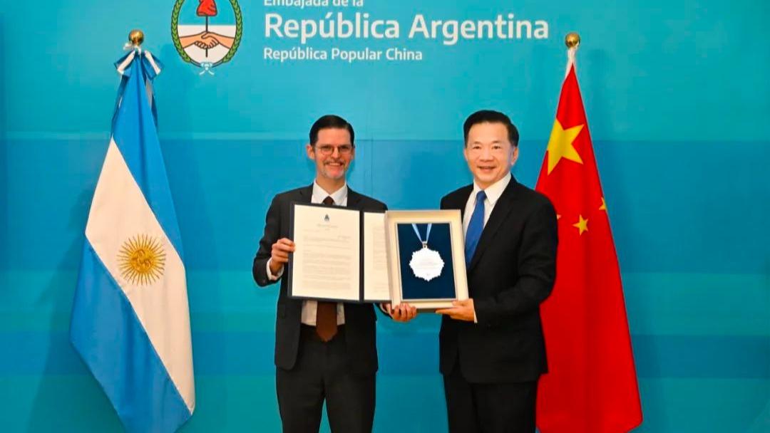 La argentina registaro aljuĝis al Shen Haixiong medalon de “distingita ...