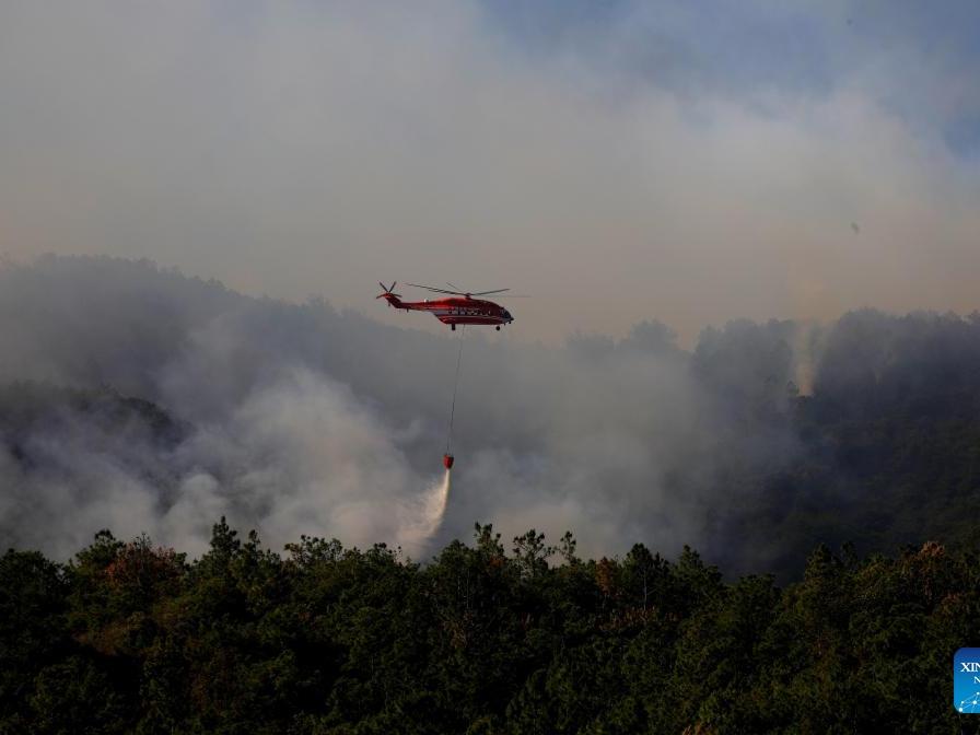 Mijëra njerëz u përballën me zjarrin në një pyll në jugperëndim të Kinës