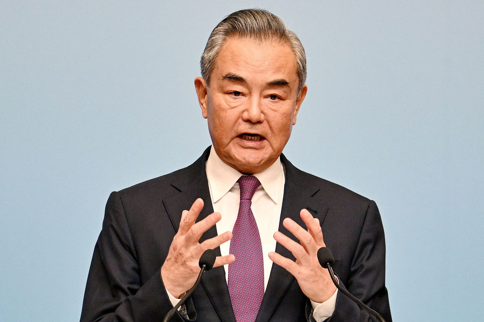 Уан И проведе телефонни разговори с външните министри на Израел и Иран