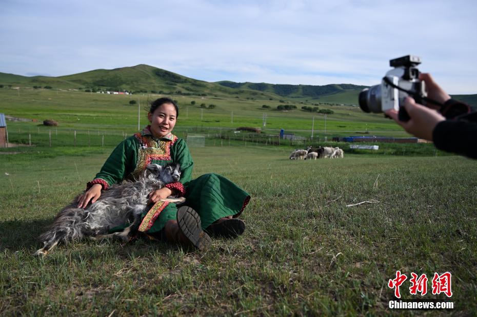 สาวมองโกเลียในถ่ายคลิปโปรโมทบ้านเกิดตน