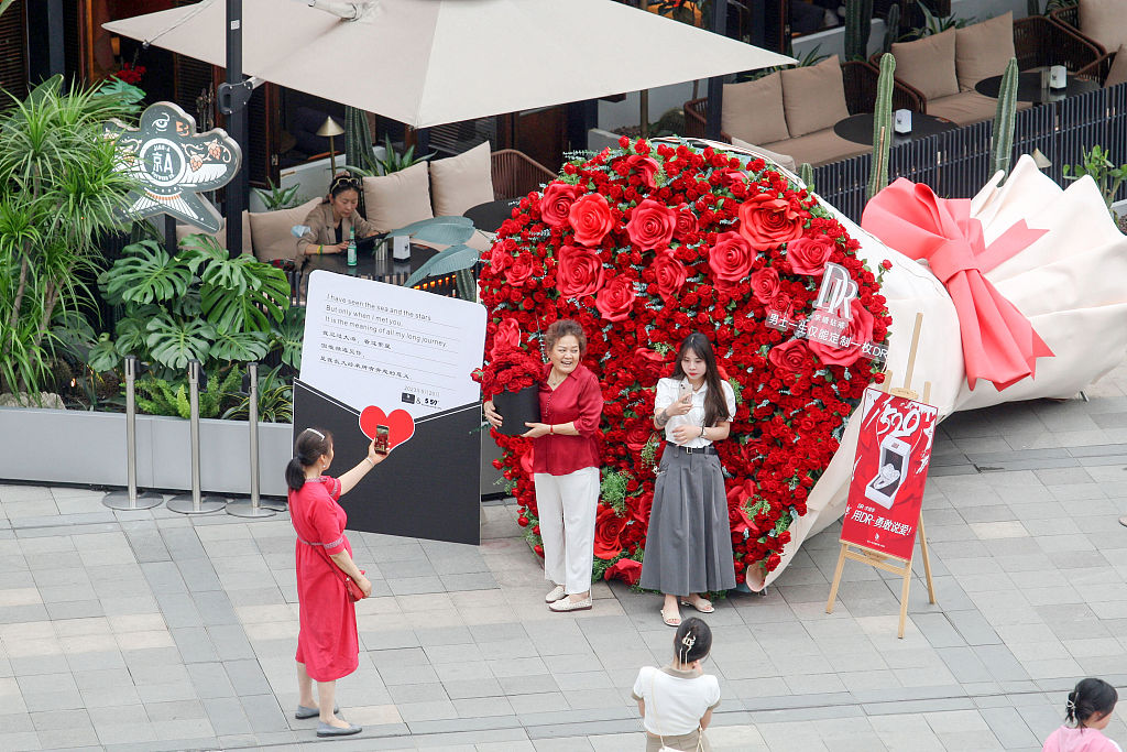 Festa di “520”, a Chongqing emerge un gigante mazzo di rose