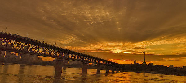 Híd a Jangce folyó wuhan-i szakaszán